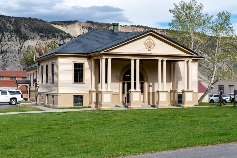 An Old Yellowstone Building Gets a New Readyslate Roof | Cupa Pizarras
